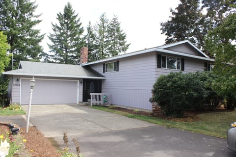 Vue sur la vallée Happy House | Happy Valley, OR | VacationRenter