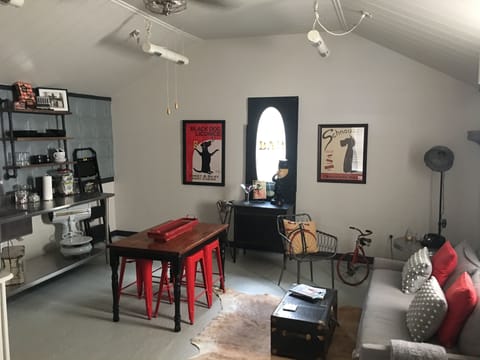 Urban Chic Studio, Private, 1B1B. Belhaven area. Near campus& hospitals ...