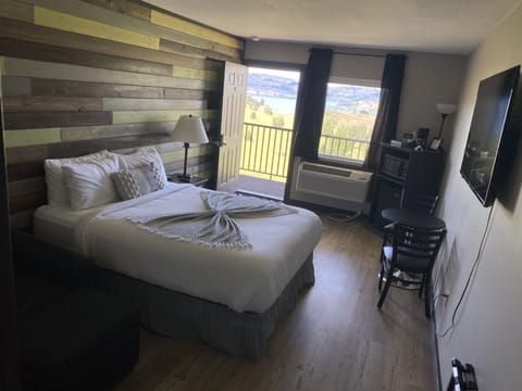 Cozy room and great view of Lake Roosevelt!! | Franklin D Roosevelt ...