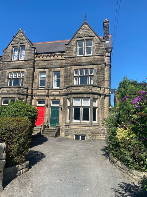 Large Victorian 6 bed house in the centre of Matlock with hot tub and ...