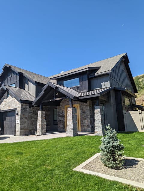 New Spacious Family Friendly Home! Hot Tub, Play Room, Pebble Ice, Pool ...