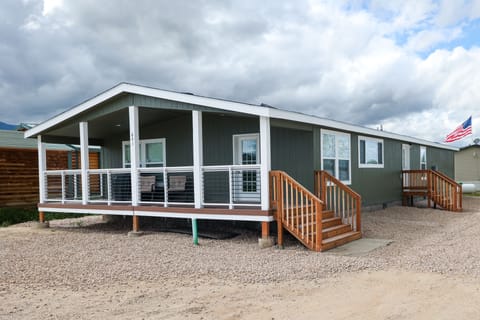 Two Bear Cottage - Brand New Construction! Central Location, Park ...