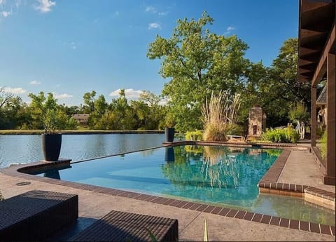 WATERFRONT 🎣 | INFINITY SALTWATER POOL 🏊 | HOT TUB | LAKEFRONT | LAKE ...