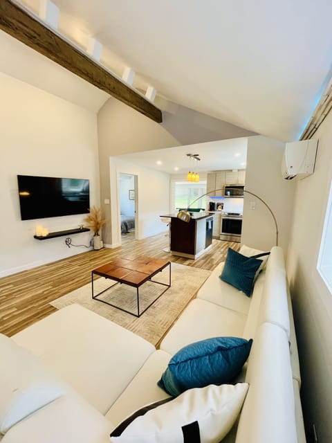 Cheerful cottage-10 minute to the lake. | Georgina | VacationRenter