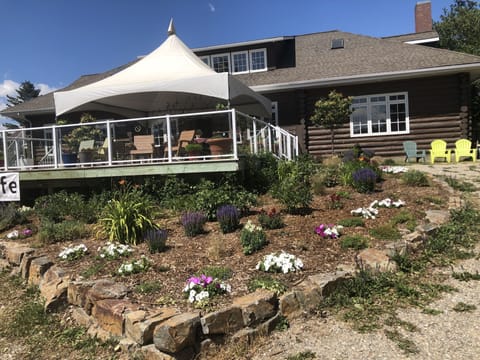 Paradise in the Rockies- pool-hot tub-beach+walk downtown Invermere ...