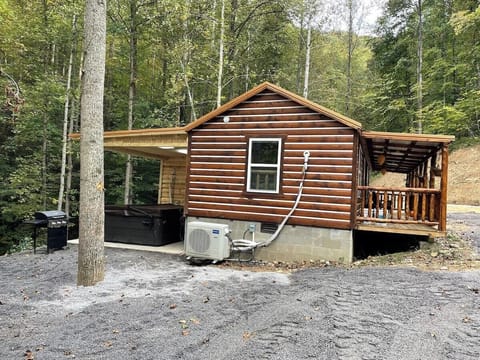 KING BED Cozy Cabin on the Hatfield McCoy trails | West Virginia | VacationRenter