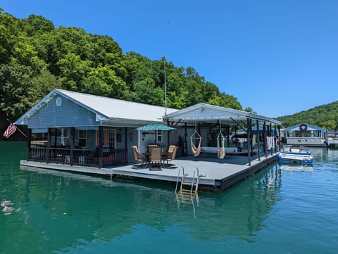 MarshMellow Floating House @ Whitman Hollow Marina- Norris Lake ...