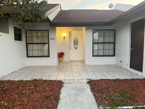 The Less Is More House (Plantation Area)(Big Pool)(9Min from TPA ...