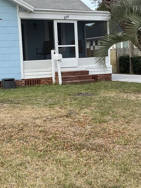 Small Jax Beach House. Great Location....cool vibes. Close to Beach and ...