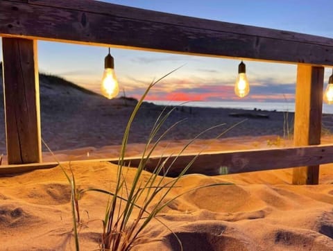 Cozy 2 Bedroom Cottage - Steps to quiet beach, ice cream, mini putt ...