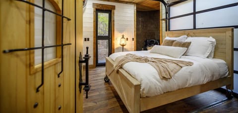 Treetopia Treehouse!Waterfall!3Story Slide!OutdoorBed!Nest Hottub!Sauna ...