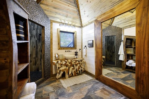 Treetopia Treehouse!Waterfall!3Story Slide!OutdoorBed!Nest Hottub!Sauna ...