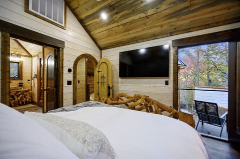 Treetopia Treehouse!Waterfall!3Story Slide!OutdoorBed!Nest Hottub!Sauna ...
