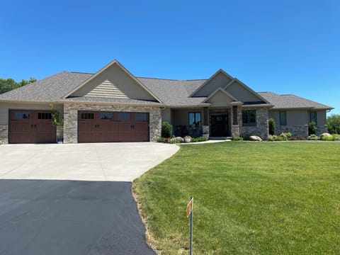Plan for EAA ! Executive ranch, only 13 miles away | Neenah ...