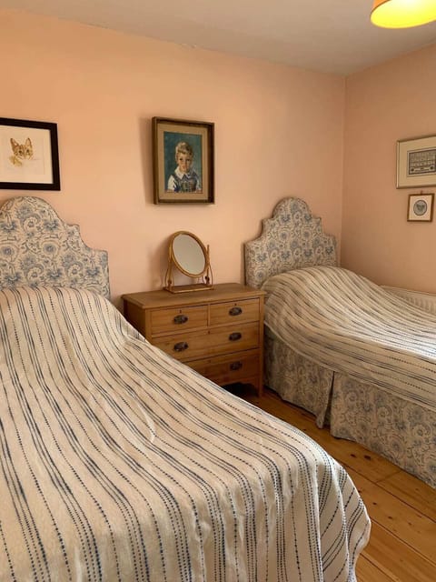 Cosy, 2-Bed Surrey cottage; easy access into London | Molesey ...