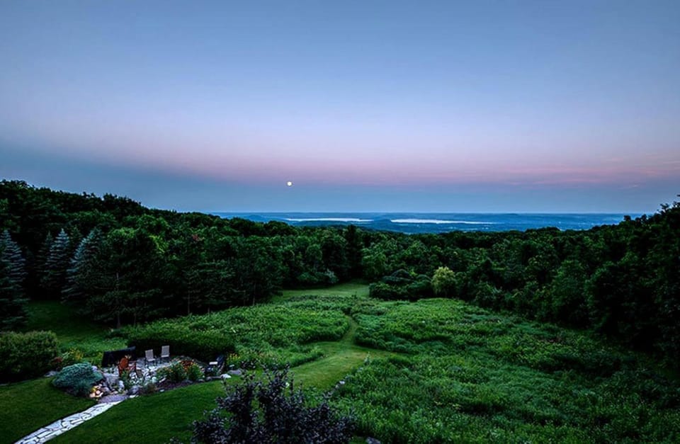 Elegant Suite for Couples near Lake Wisconsin in Baraboo, Wisconsin ...