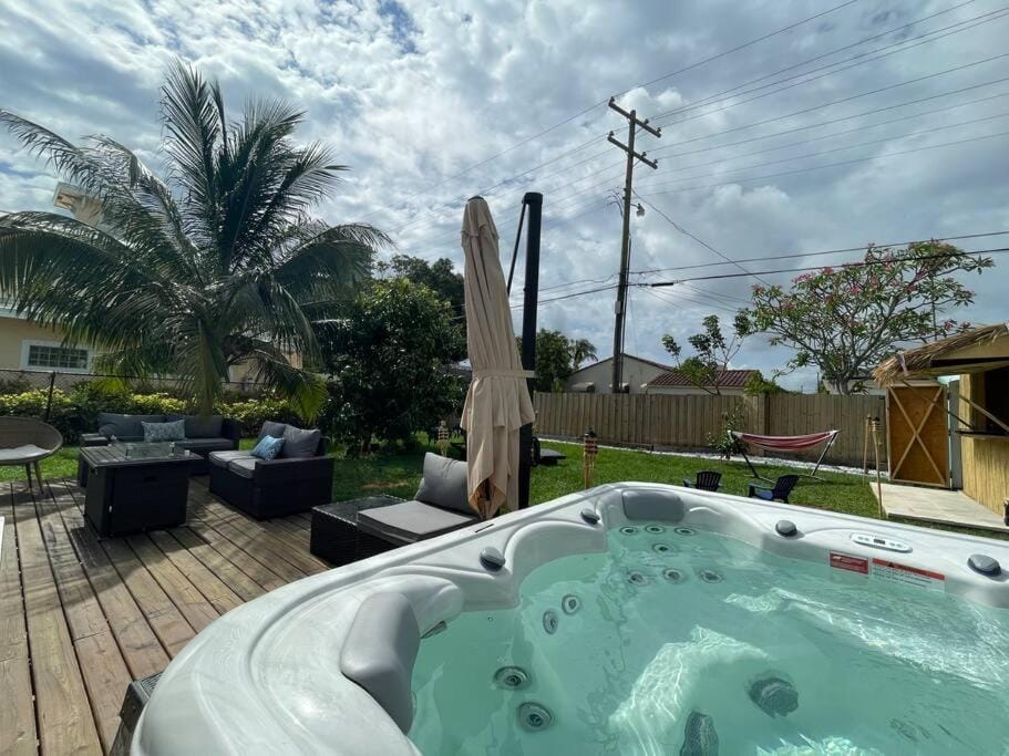 Hot tub, tiki bar, outdoor shower, near Intercoastal Waterway! | West ...