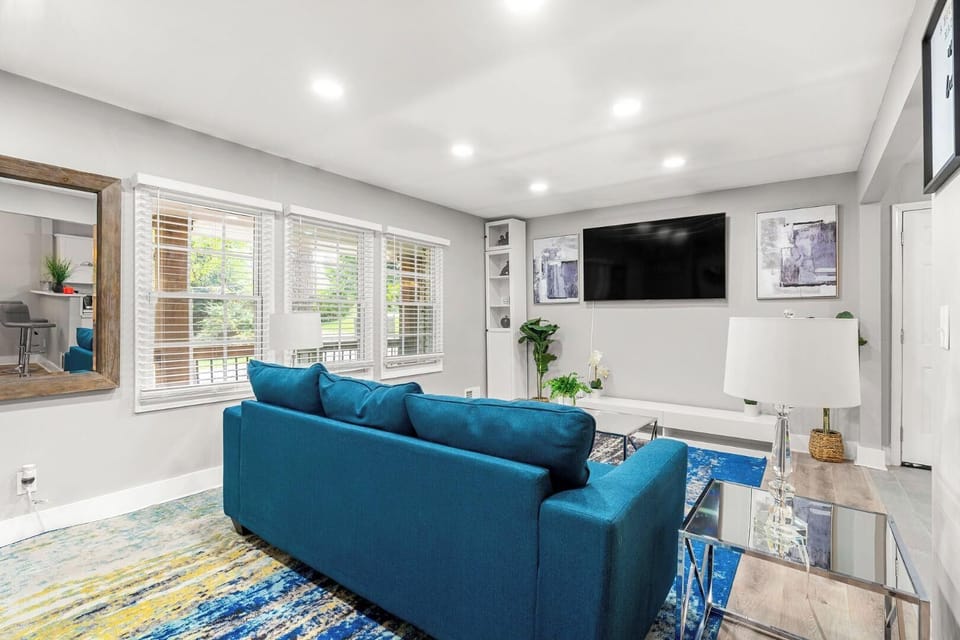 Modern Urban Retreat in Decatur By Deity Villas | Candler-McAfee, GA ...