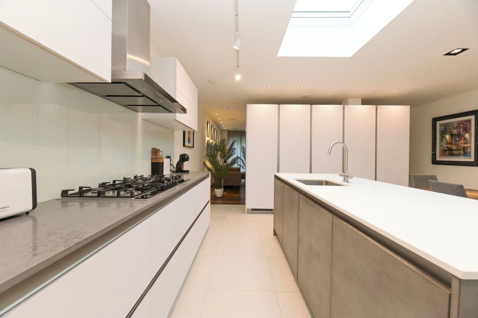 Architect-Designed Luxury Retreat, 3BR Chessington - Pass the Keys ...