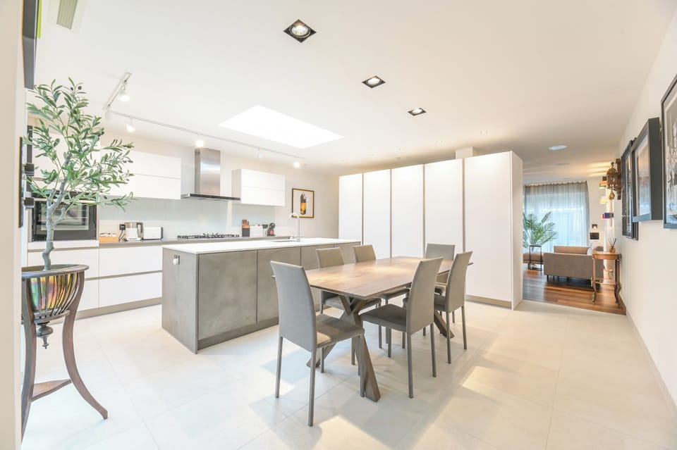 Architect-Designed Luxury Retreat, 3BR Chessington - Pass the Keys ...