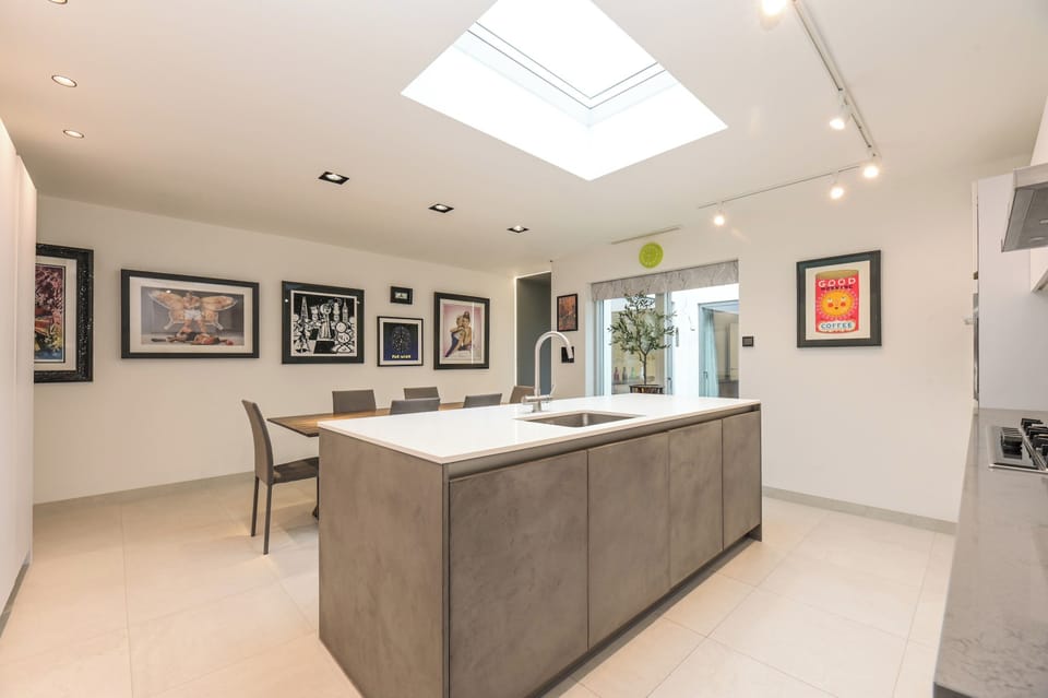 Architect-Designed Luxury Retreat, 3BR Chessington - Pass the Keys ...
