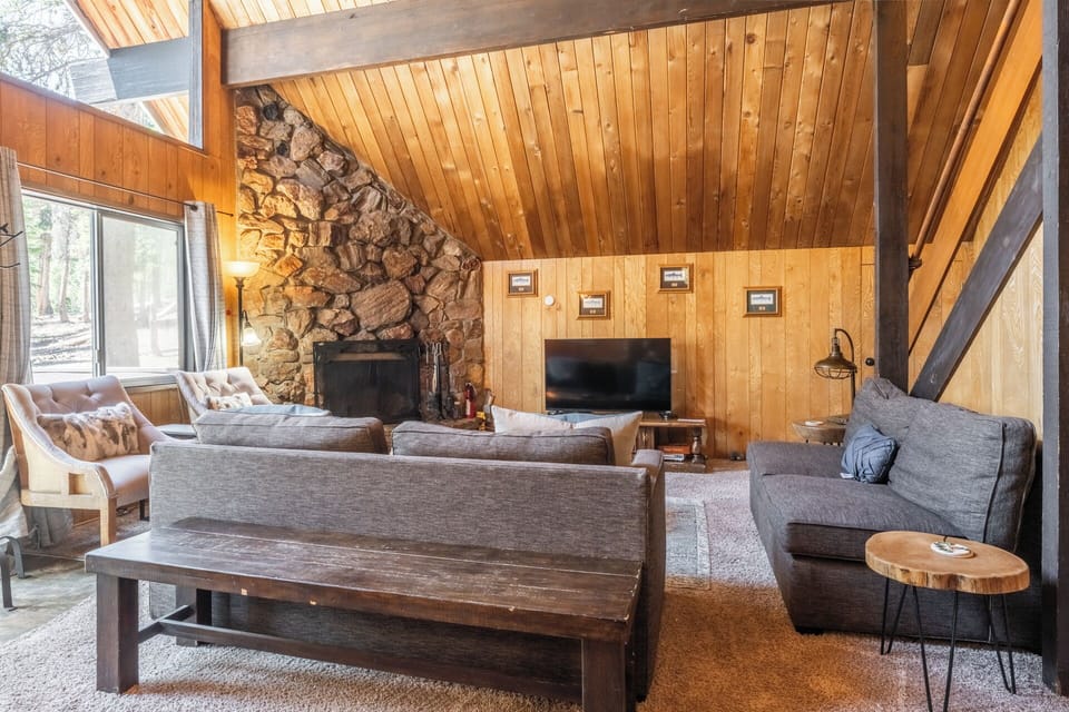 Chalet #12, Slope Side Ski in Ski Out Spacious Fam | Mammoth Lakes, CA ...