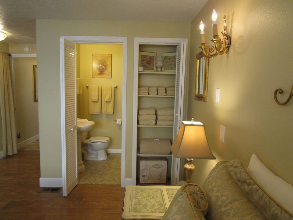 Elegant & Spacious Home!! 5 Bed & 3 Bath, 15 min. to U of O, Sleeps 14 ...