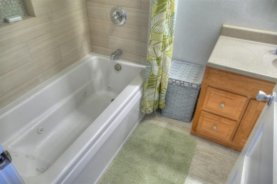 Ultimate Family Home! Game Porch / No Stairs / Pets / Pool / Tesla ...