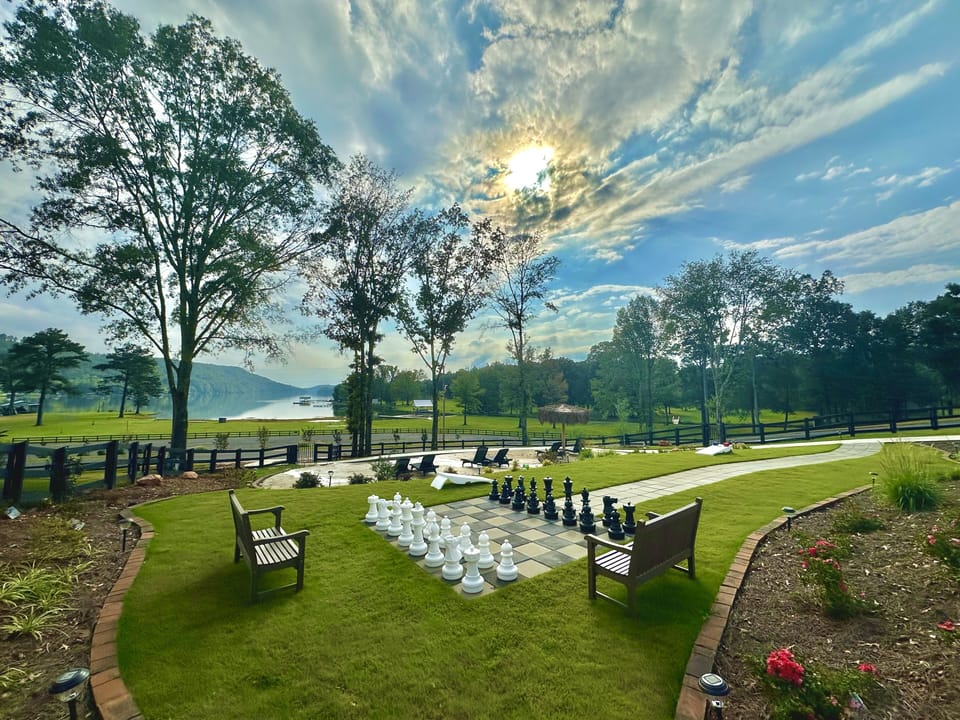 Christmas Getaway to "Stilts" Lake, Pool, Hottub, kayaks, firepit ...