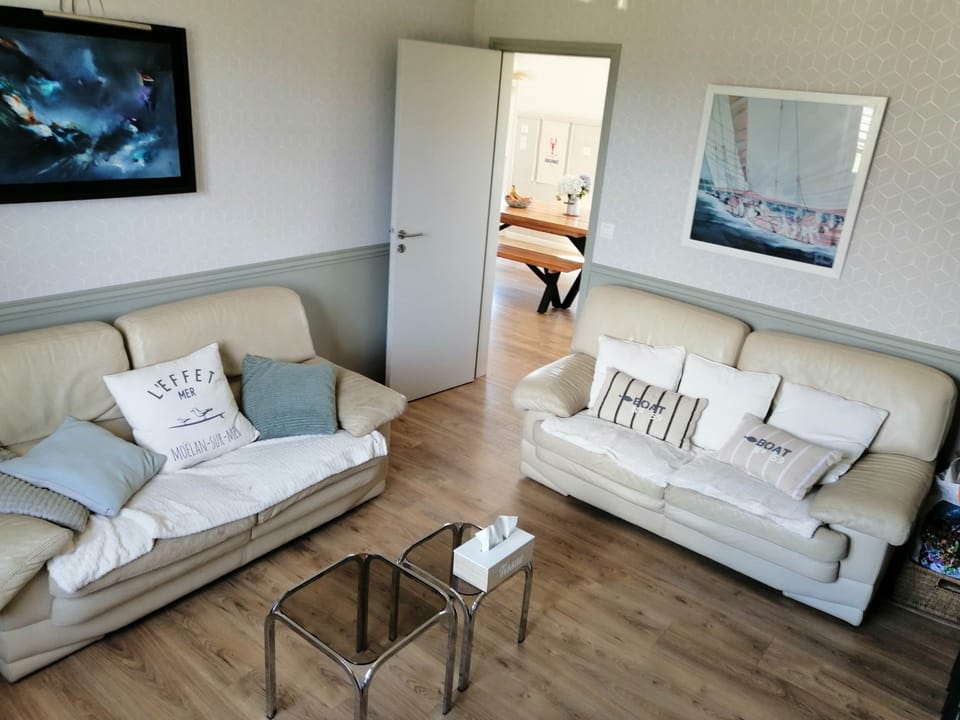 Comfortable family in a quiet area, and ideally located near the sea ...