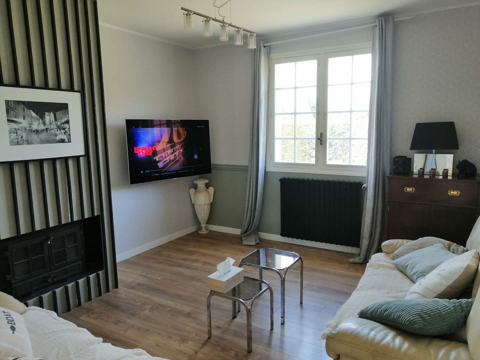 Comfortable family in a quiet area, and ideally located near the sea ...