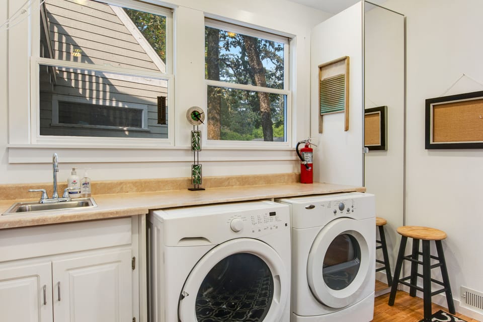 2-story lakefront home with incredible Mt Rainer views, large yard ...