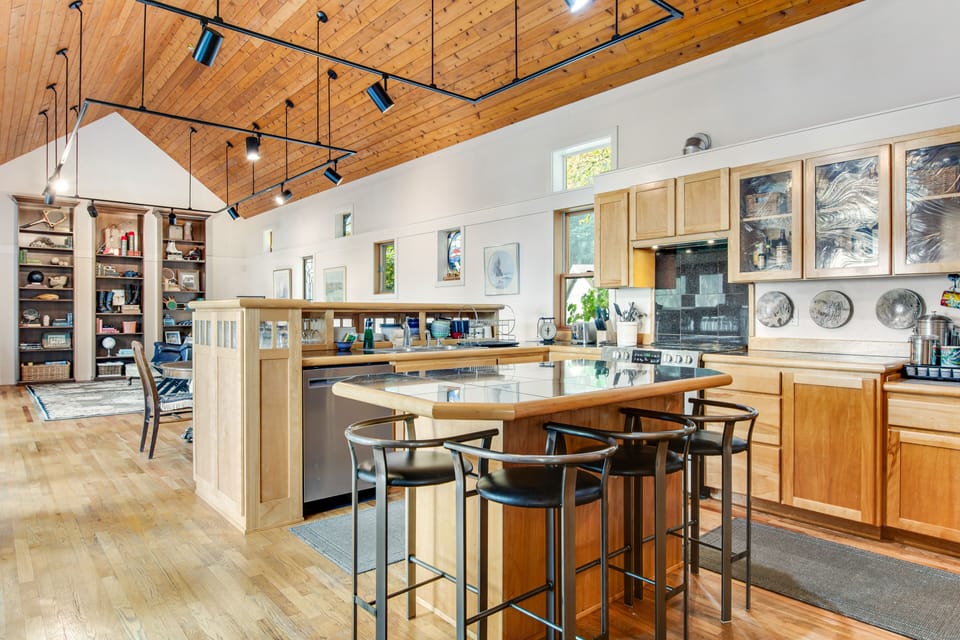 2-story lakefront home with incredible Mt Rainer views, large yard ...