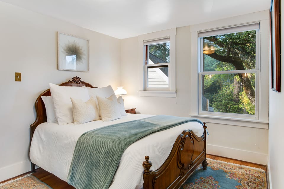 2-story lakefront home with incredible Mt Rainer views, large yard ...