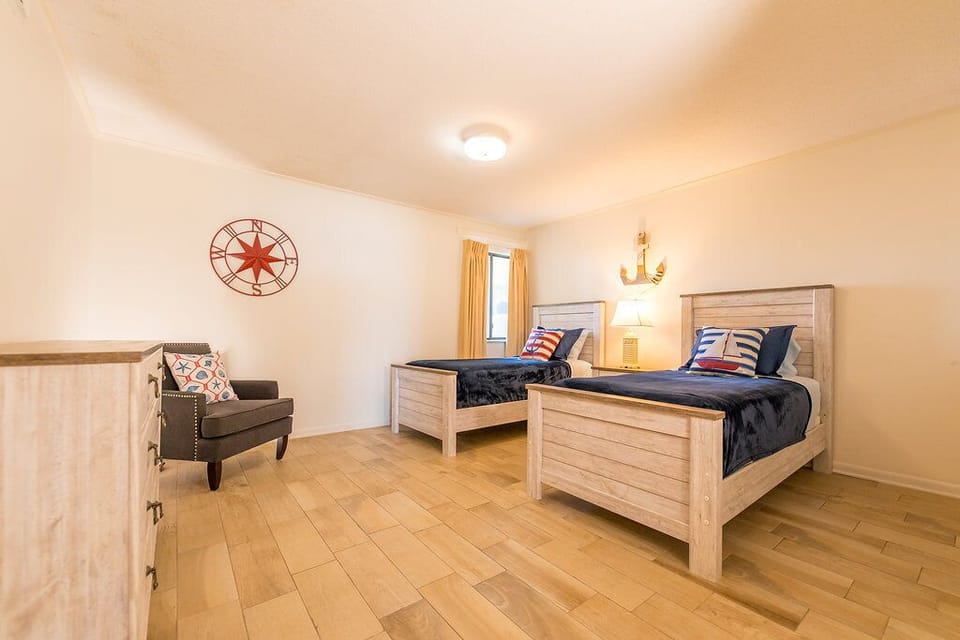 Huge Beach Side 3 Bedroom Condo /West Beach / Shoreline Towers | West ...