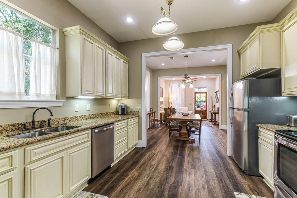 Downtown Cottage/Walk To It All/30 Mile Biking Path/Abita Brew Pub ...