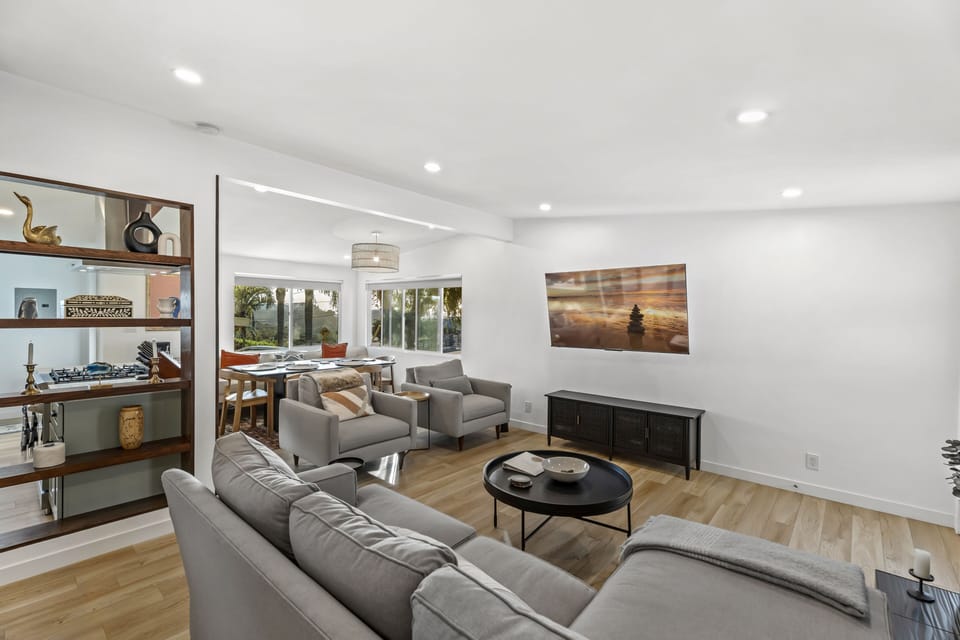 Charming Oceanside Escape! A hop away from beaches and restaurants ...