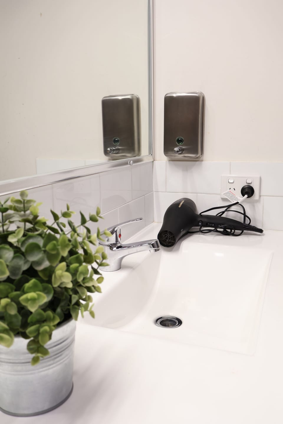 Emu Backpackers Perth - note - Valid Passport required for check in ...