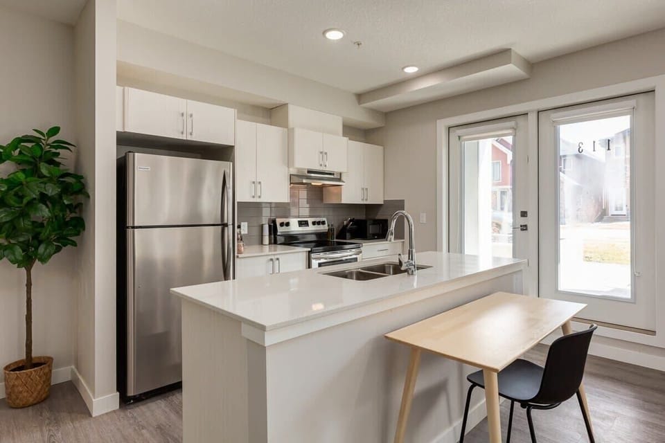 Pet Friendly Apartment w/ Free Underground Parking | Calgary ...