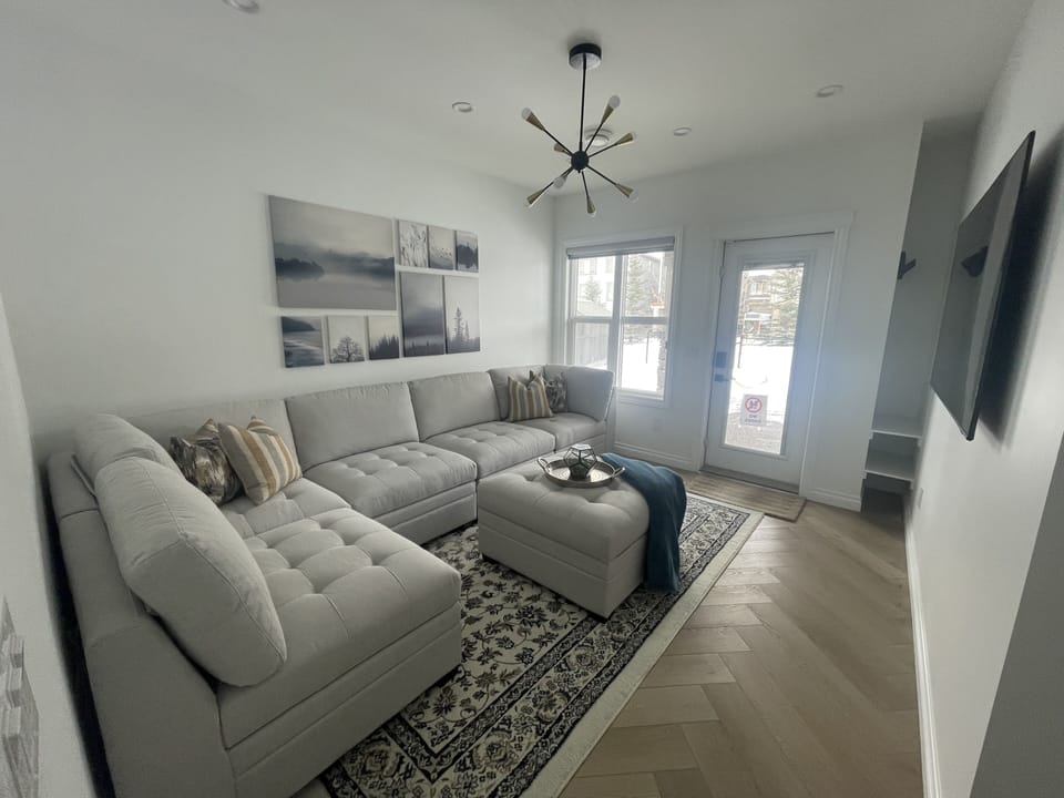 Elite Guest Walkout Basement Suite Retreat! Perfect for Family ...