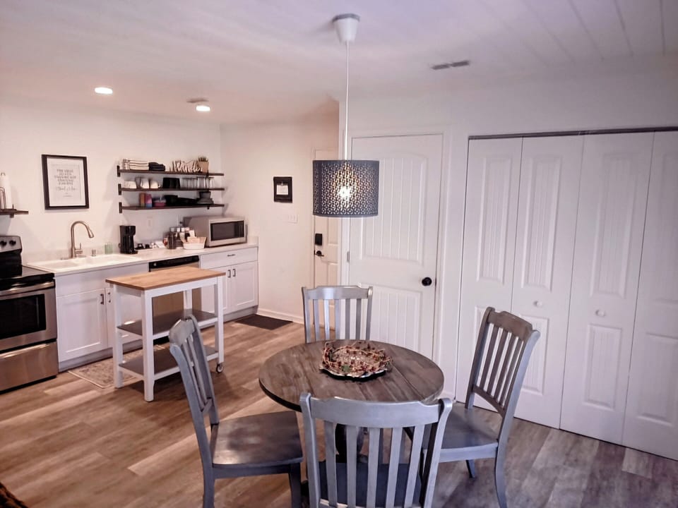 15 minutes from the Nashville scene; enjoy our quiet suite for 2 or ...