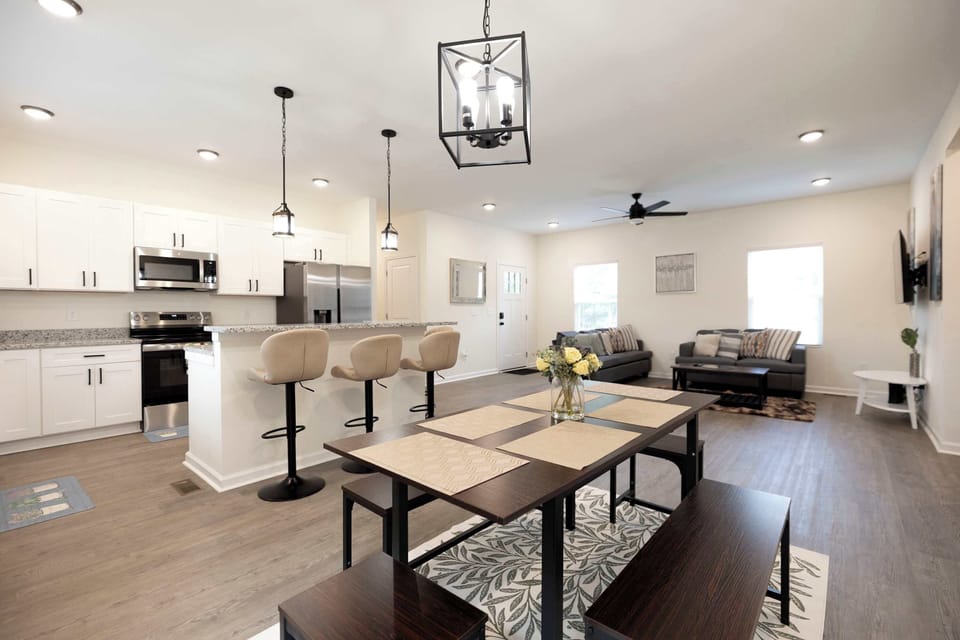 5 Min to Downtown - 12 to Elon - Deck - Wi-Fi | Graham | VacationRenter