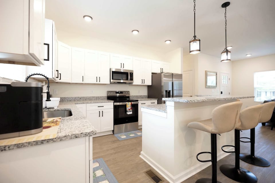 5 Min to Downtown - 12 to Elon - Deck - Wi-Fi | Graham | VacationRenter