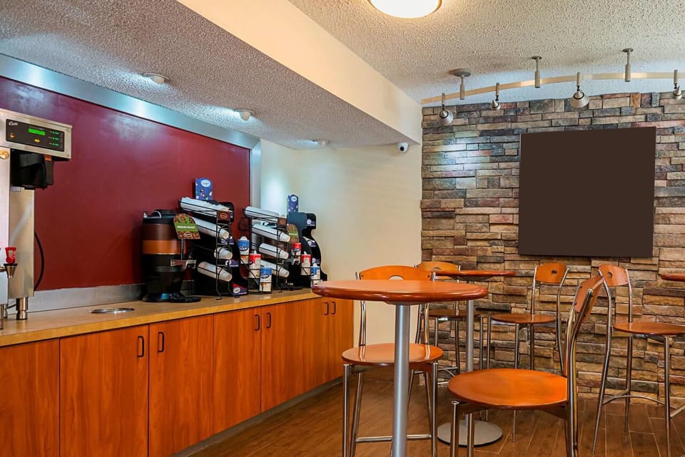 2 Affordable DFW Stay! Pet-Friendly | Free Parking/Shuttle | Close to ...