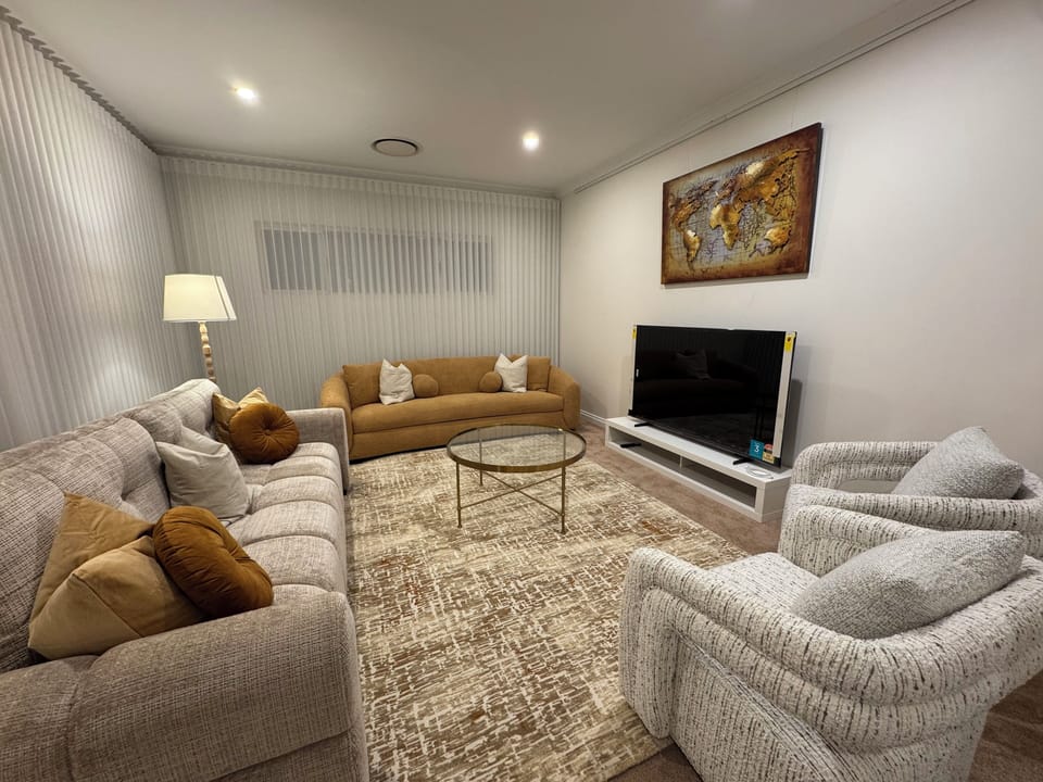 Premium Central Cosy Large Family Friendly Home w/Piano & Pool | Perth ...