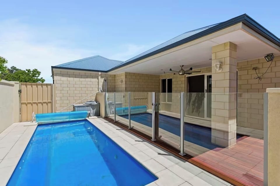 Premium Central Cosy Large Family Friendly Home w/Piano & Pool | Perth ...