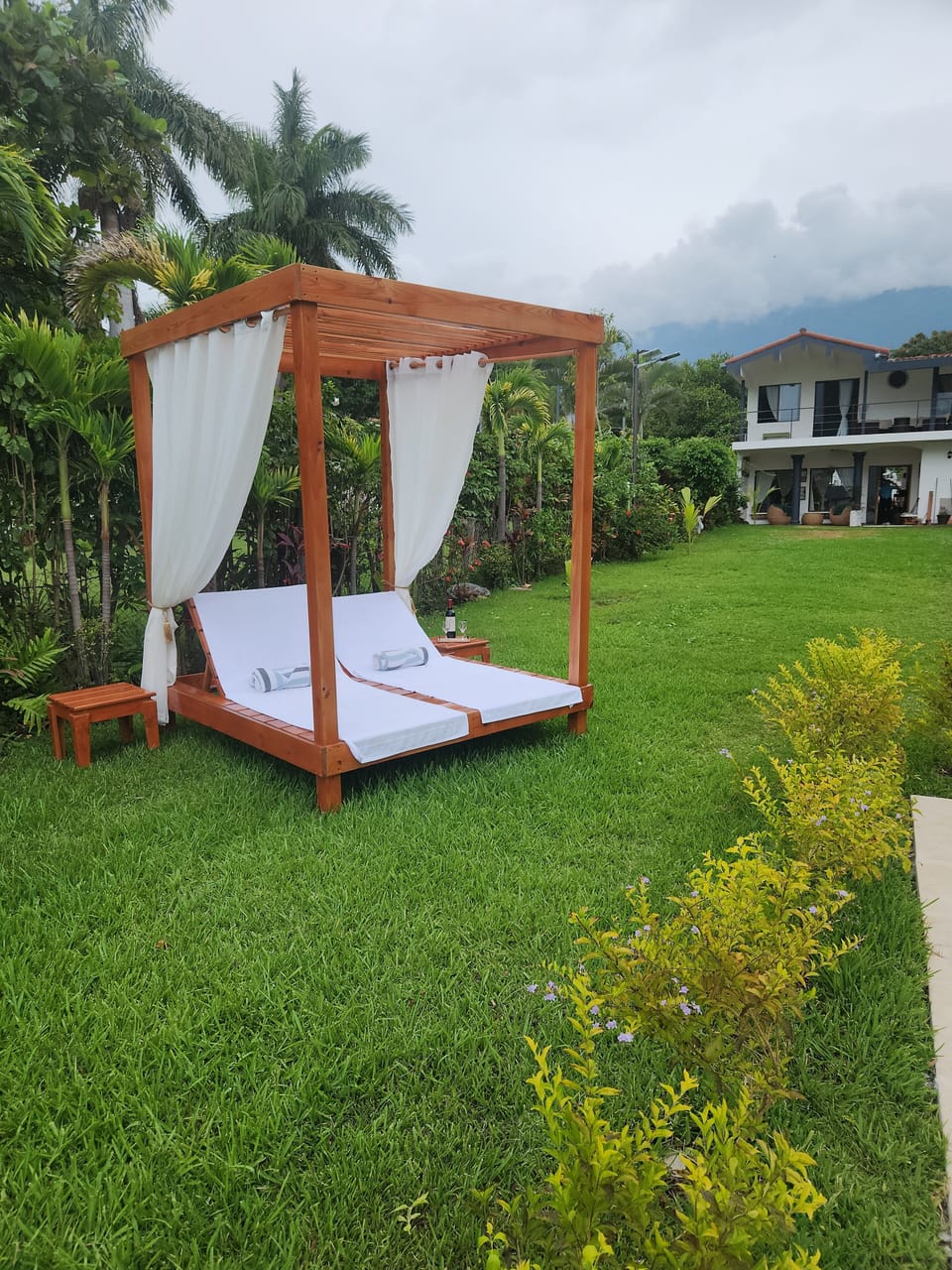 Spacious 4-bedroom house in marvelous Lake Coatepeque, Santa Ana with ...