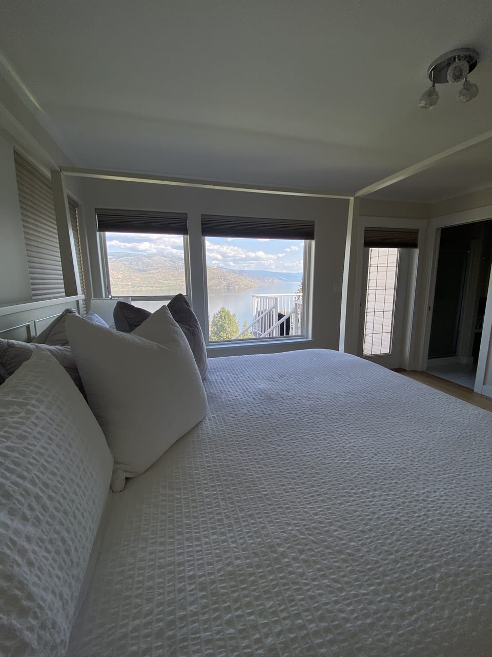 Panoramic views of Okanagan Lake! Spacious home; up to 12 guests! Chef ...
