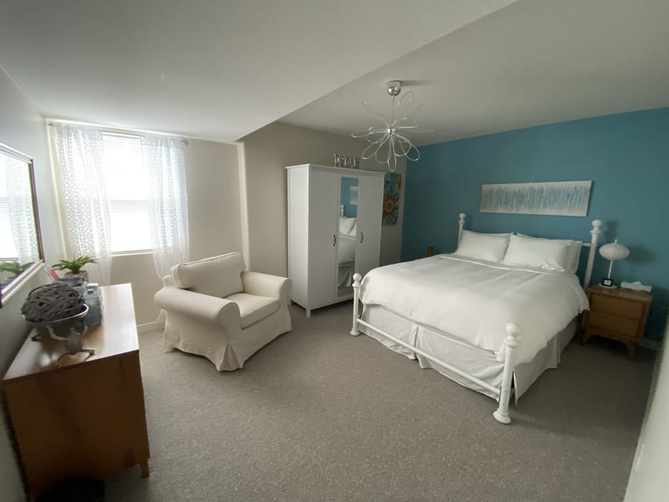 Panoramic views of Okanagan Lake! Spacious home; up to 12 guests! Chef ...