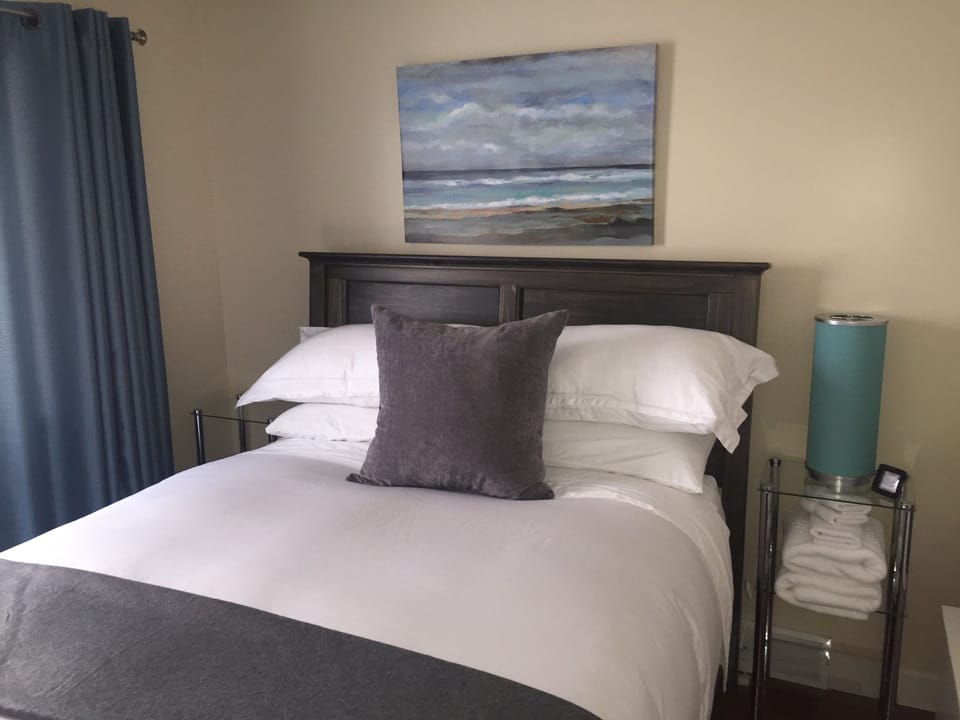 Panoramic views of Okanagan Lake! Spacious home; up to 12 guests! Chef ...